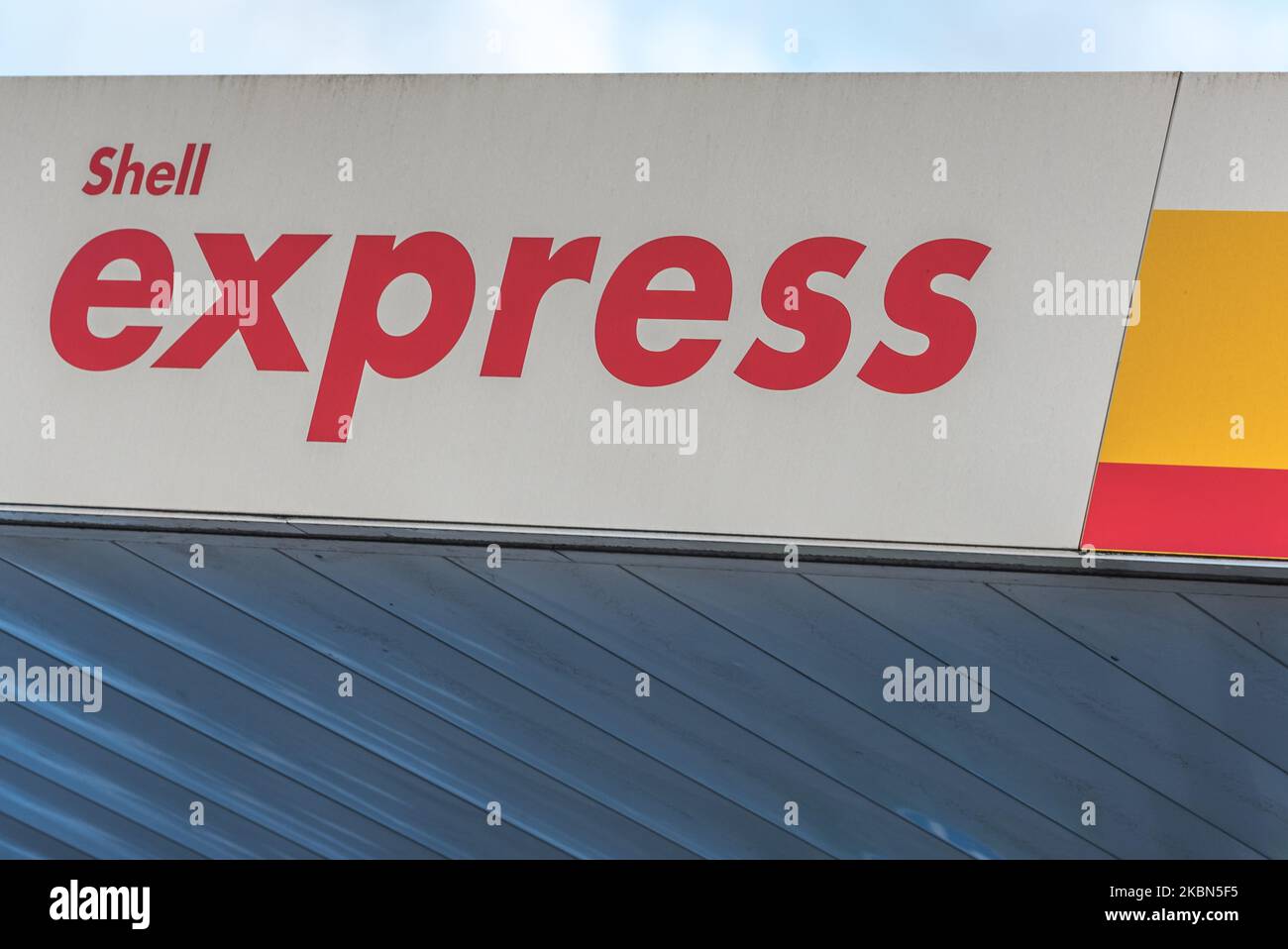 Vue générale des stands de pompes à carburant de la station-service ...