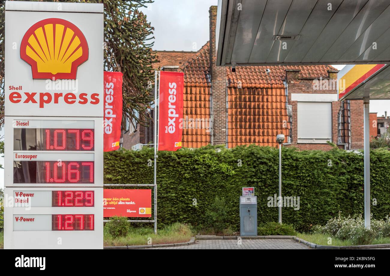 Vue générale des stands de pompes à carburant de la station-service ...