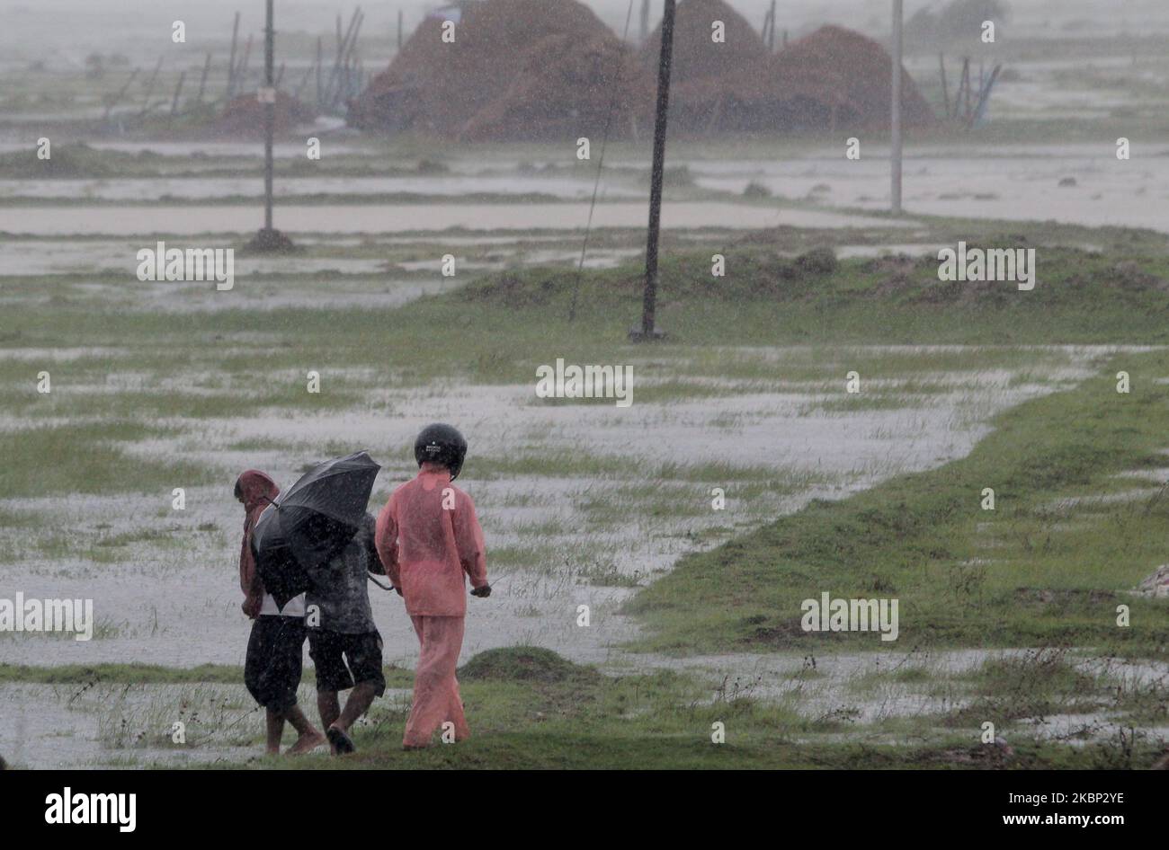 Les résidents marchent le long d'une rue jusqu'à un abri avant la chute ...