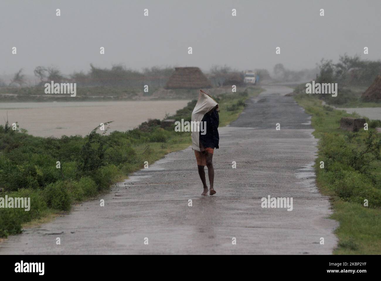 Les résidents marchent le long d'une rue jusqu'à un abri avant la chute ...