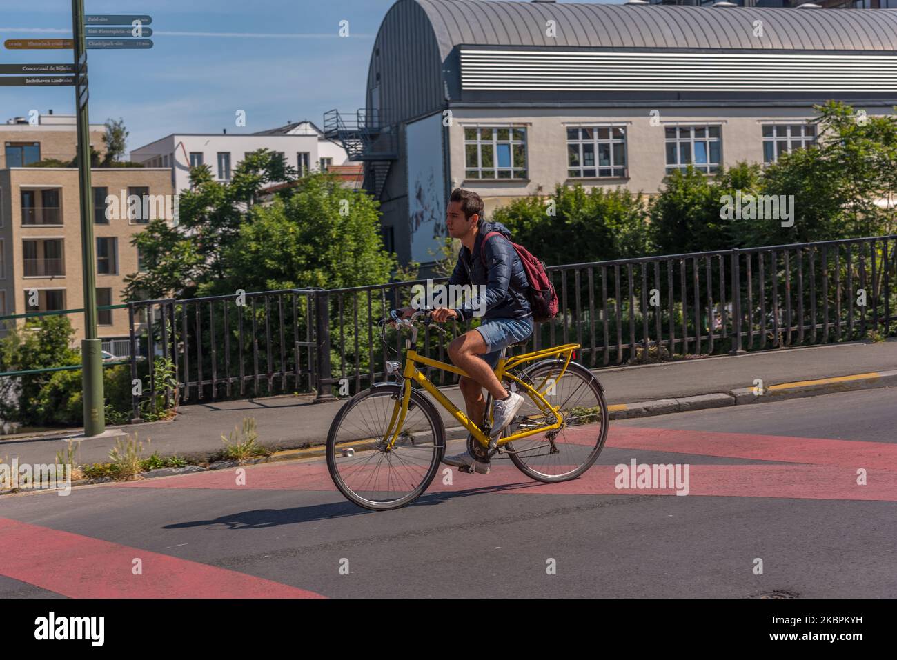 Les résidents sont vus à vélo dans les rues sans voiture (rue de vélo ...