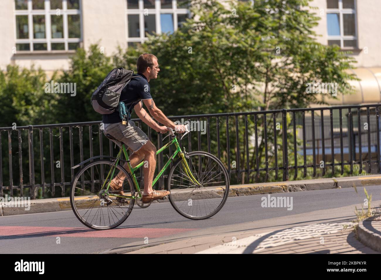 Les résidents sont vus à vélo dans les rues sans voiture (rue de vélo ...