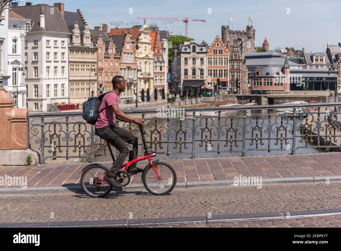 Les résidents sont vus à vélo dans les rues sans voiture (rue de vélo ...