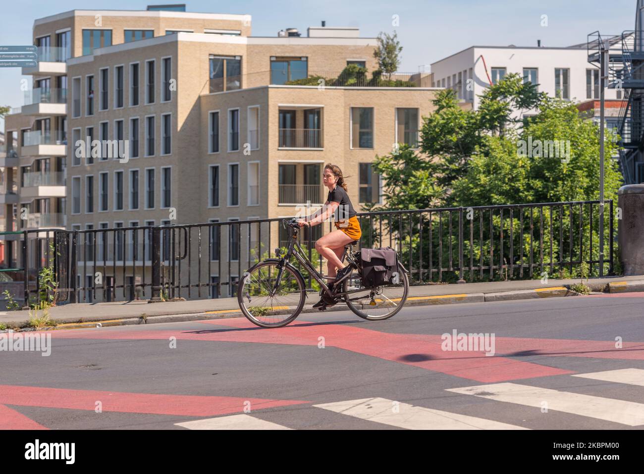 Les résidents sont vus à vélo dans les rues sans voiture (rue de vélo ...