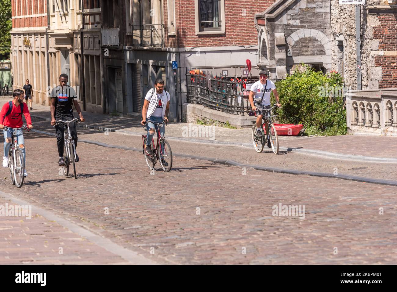 Les résidents sont vus à vélo dans les rues sans voiture (rue de vélo ...