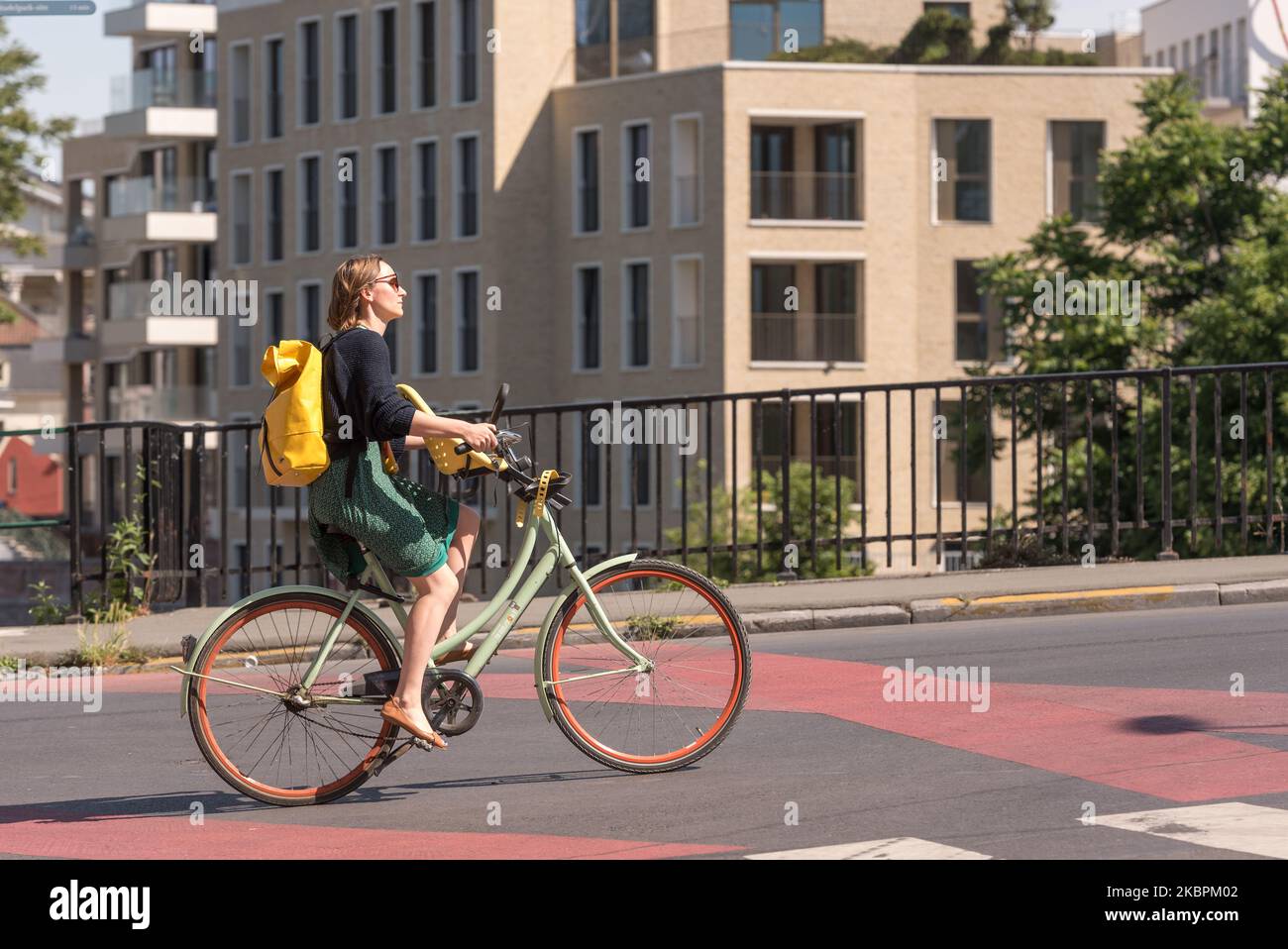 Les résidents sont vus à vélo dans les rues sans voiture (rue de vélo ...