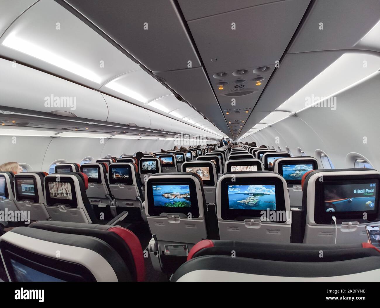 Intérieur d'une cabine en classe économique d'un Airbus A321 NEO ...