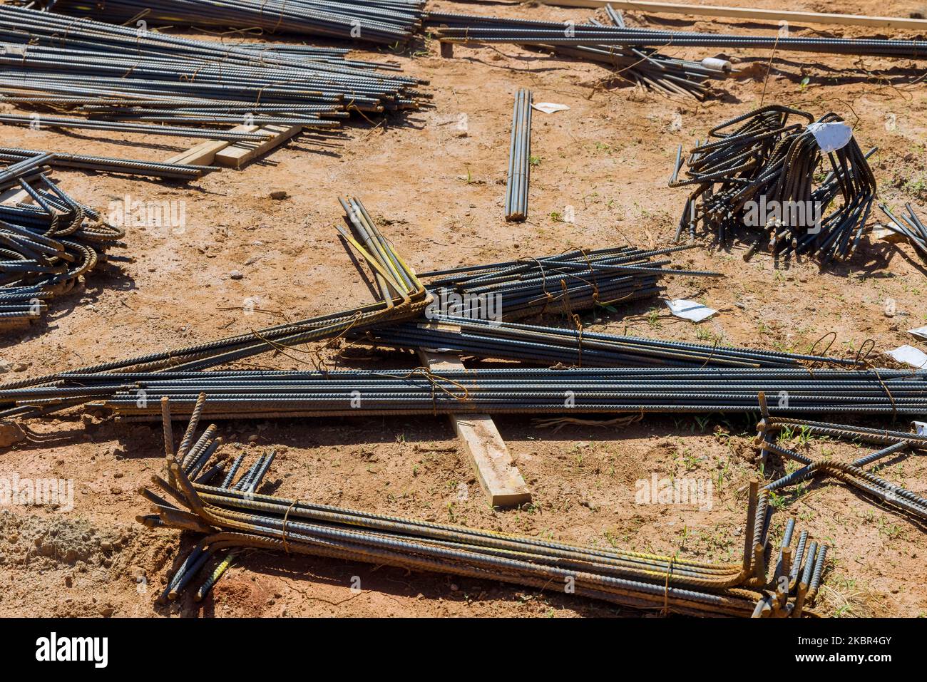 Pour monter des bâtiments en béton armé sur le chantier de construction ...