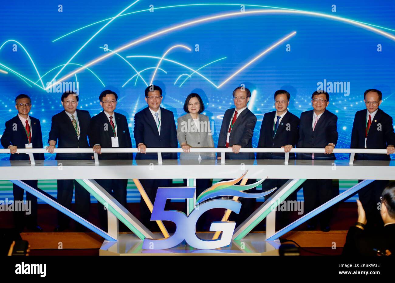 Participant à une conférence de presse dévoilant l'établissement de transmission 5G par le ...