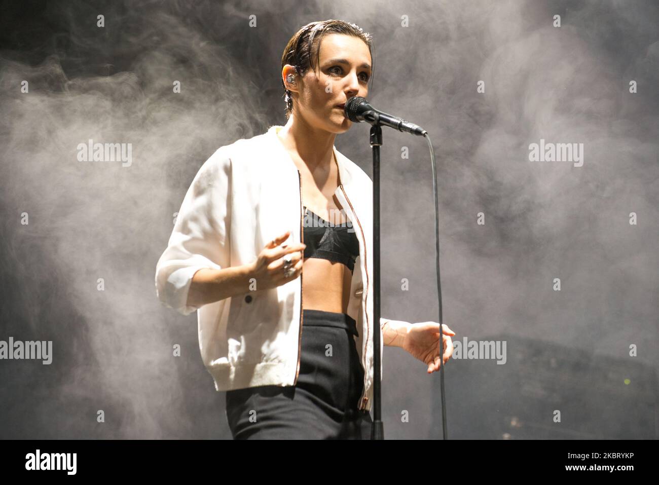 La chanteuse jehnny beth des sauvages Banque de photographies et d ...