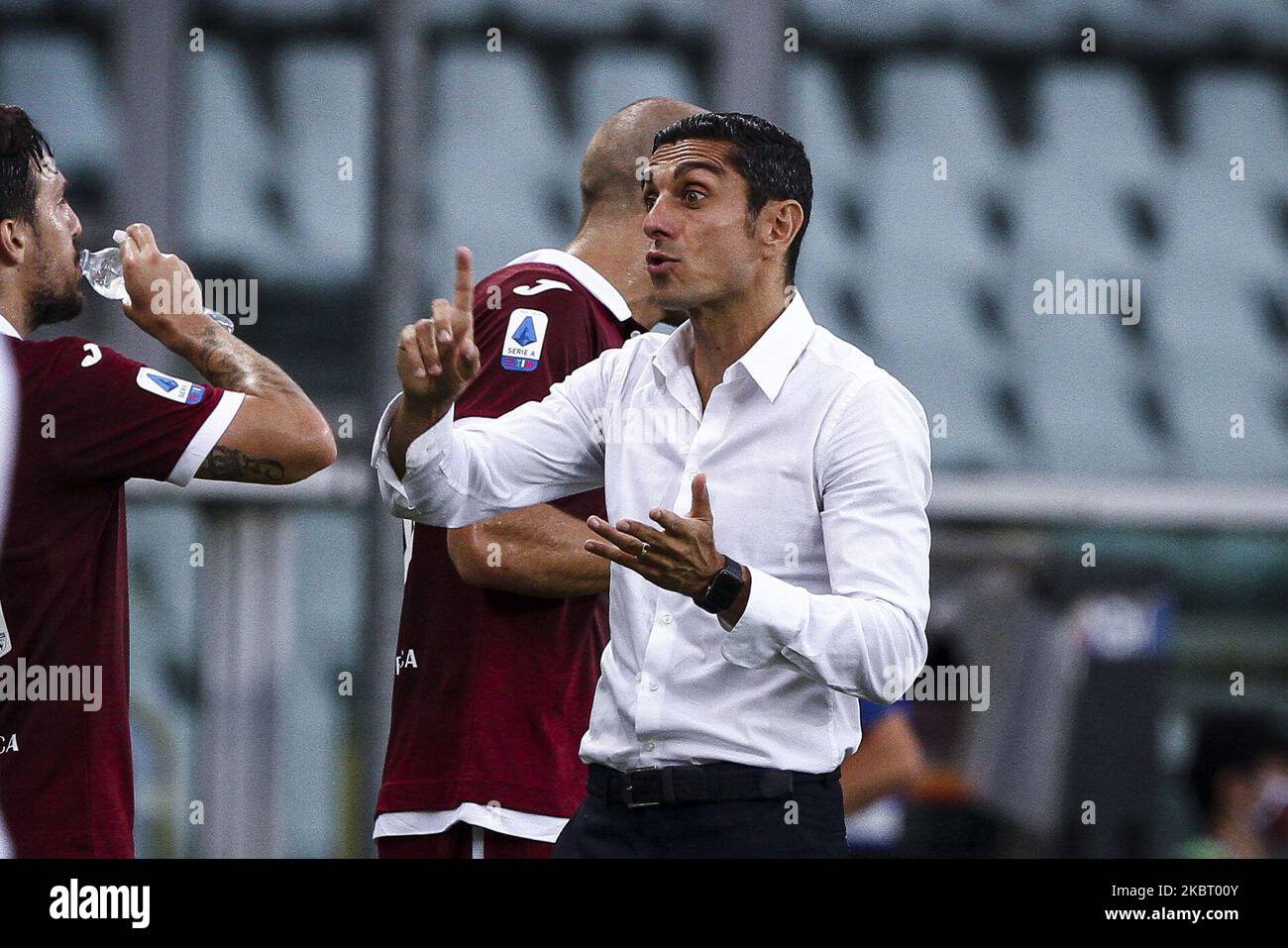 L'entraîneur de Turin Moreno Longo parle avec ses joueurs lors de la ...