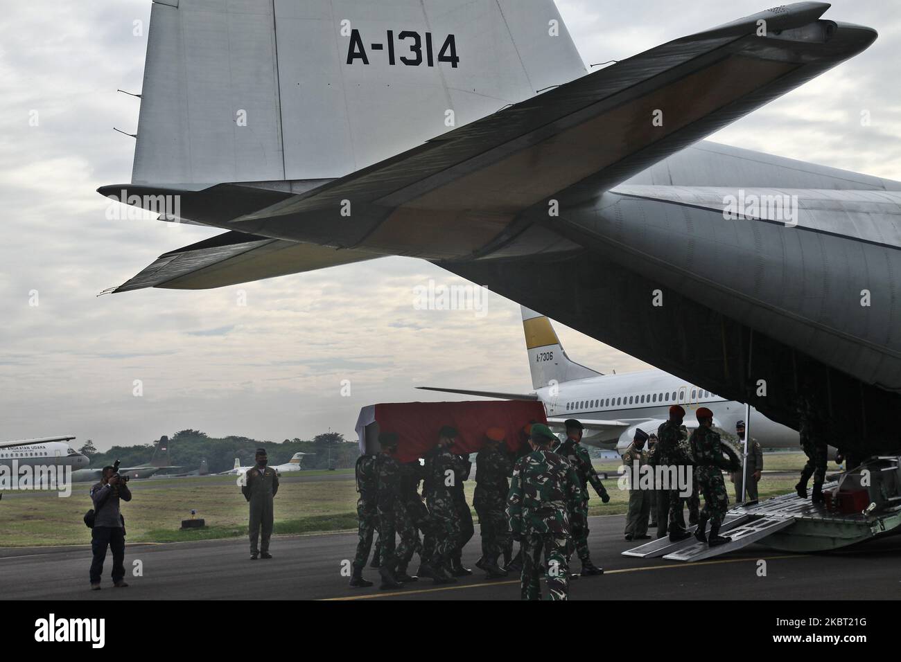 Un garde d'honneur militaire vêtu de la force opérationnelle de l'ONU ...