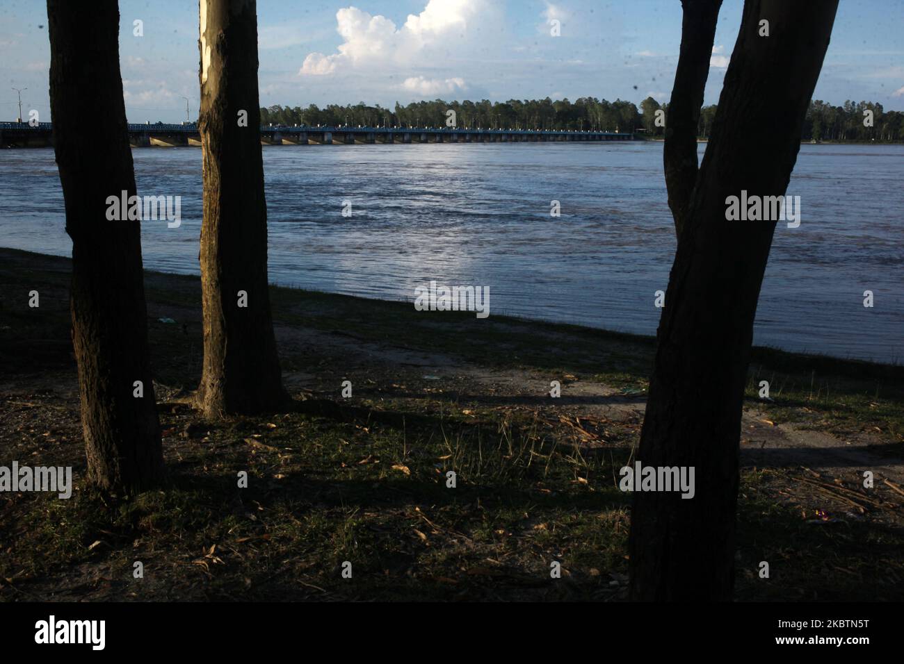 Une vue du barrage de teesta après une diminution de l'eau d'inondation ...