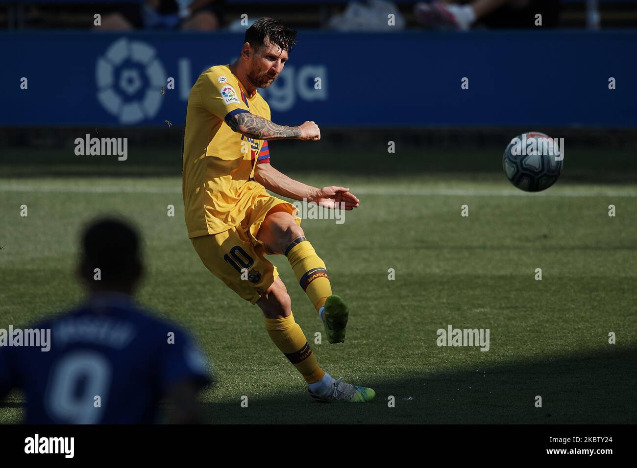 Lionel Messi de Barcelone tir au but pendant le match de la Ligue entre ...