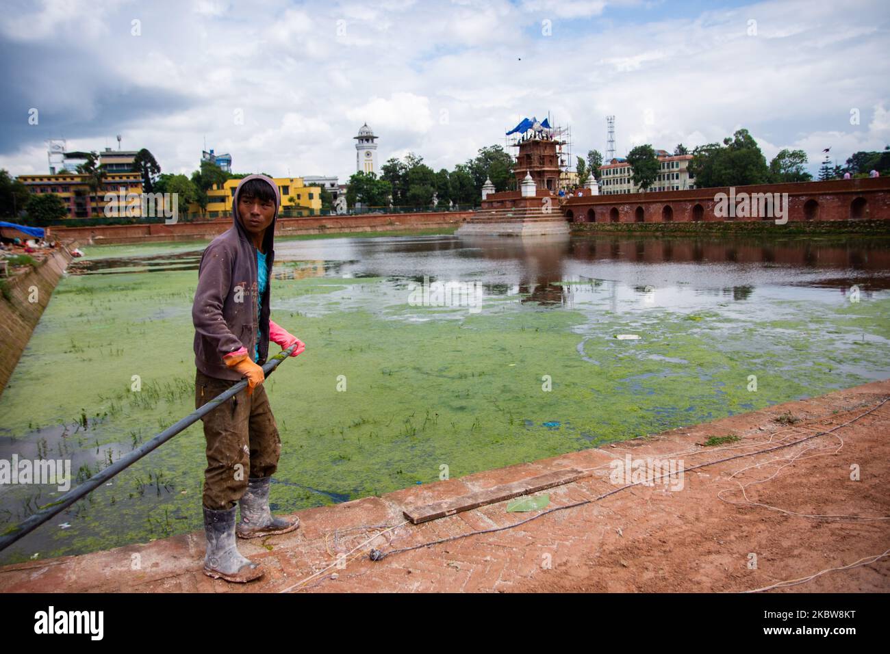 Un travailleur travaillant sur un chantier de Rani Pokhari qui a été ...