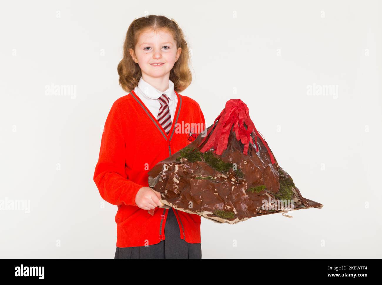 Écolière de huit ans en 4 à son école de filles, photographiée avec son ...