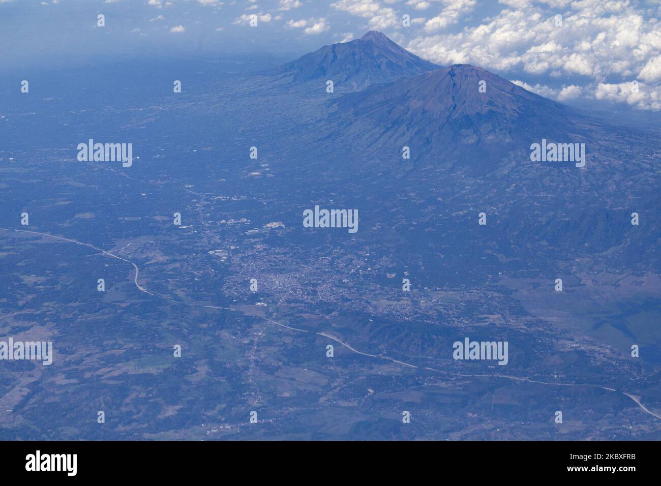 Vue de Mountail depuis un avion aérien dans le ciel à l'île de Java, en ...