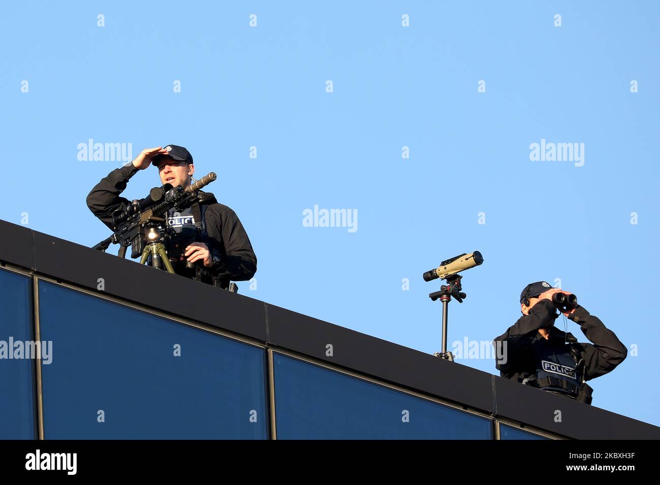 Les tireurs d'élite de la police gardent la surveillance sur le toit de ...