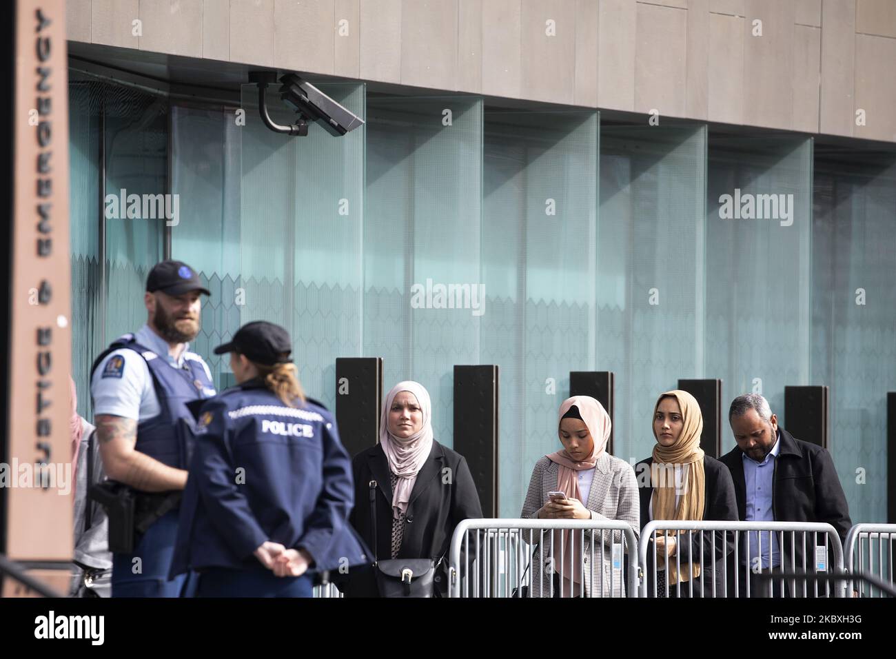 Les survivants et les membres de la famille des victimes quittent ...