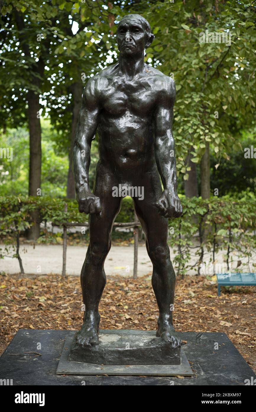 Une sculpture en bronze d'Auguste Rodin est vue dans le jardin du musée ...