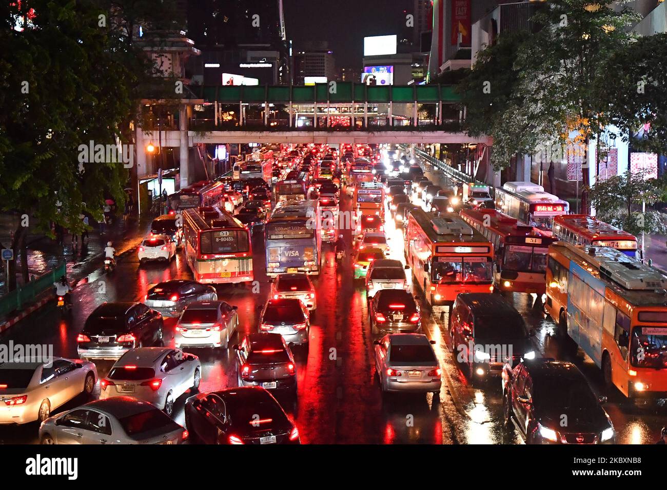 Un embouteillage est photographié pendant les heures de pointe tandis ...