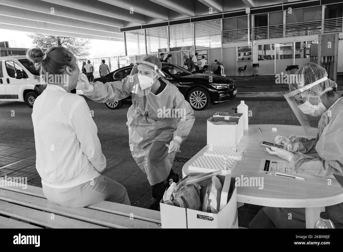 Ligne de personnes entrant dans le bus public Banque d'images noir et ...