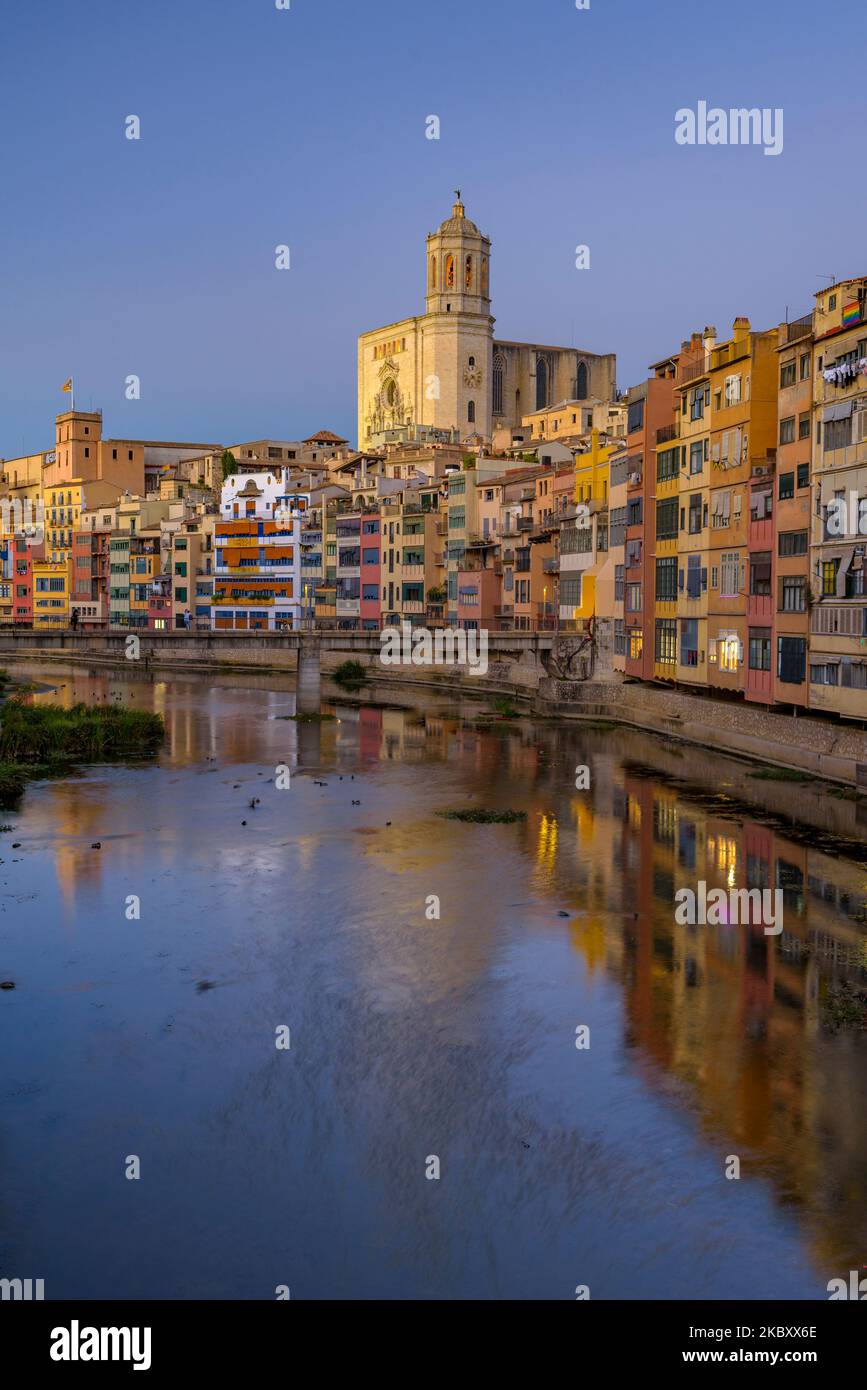 Cathédrale de Gérone et maisons à côté de l'Onyar au crépuscule (Gérone ...