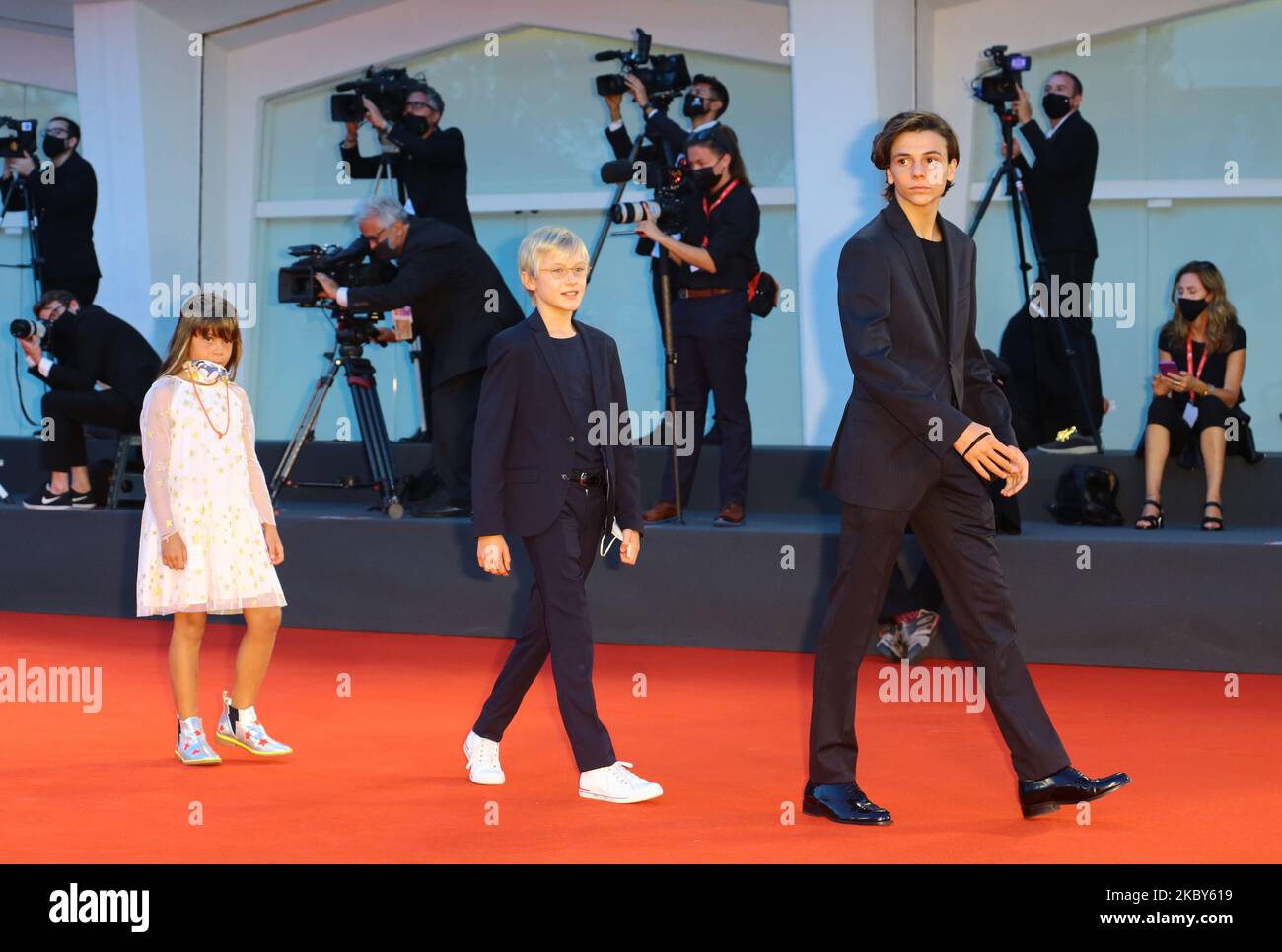 Francesco Gheghi, Lea Favino et Mattia Garaci promènont le tapis rouge ...