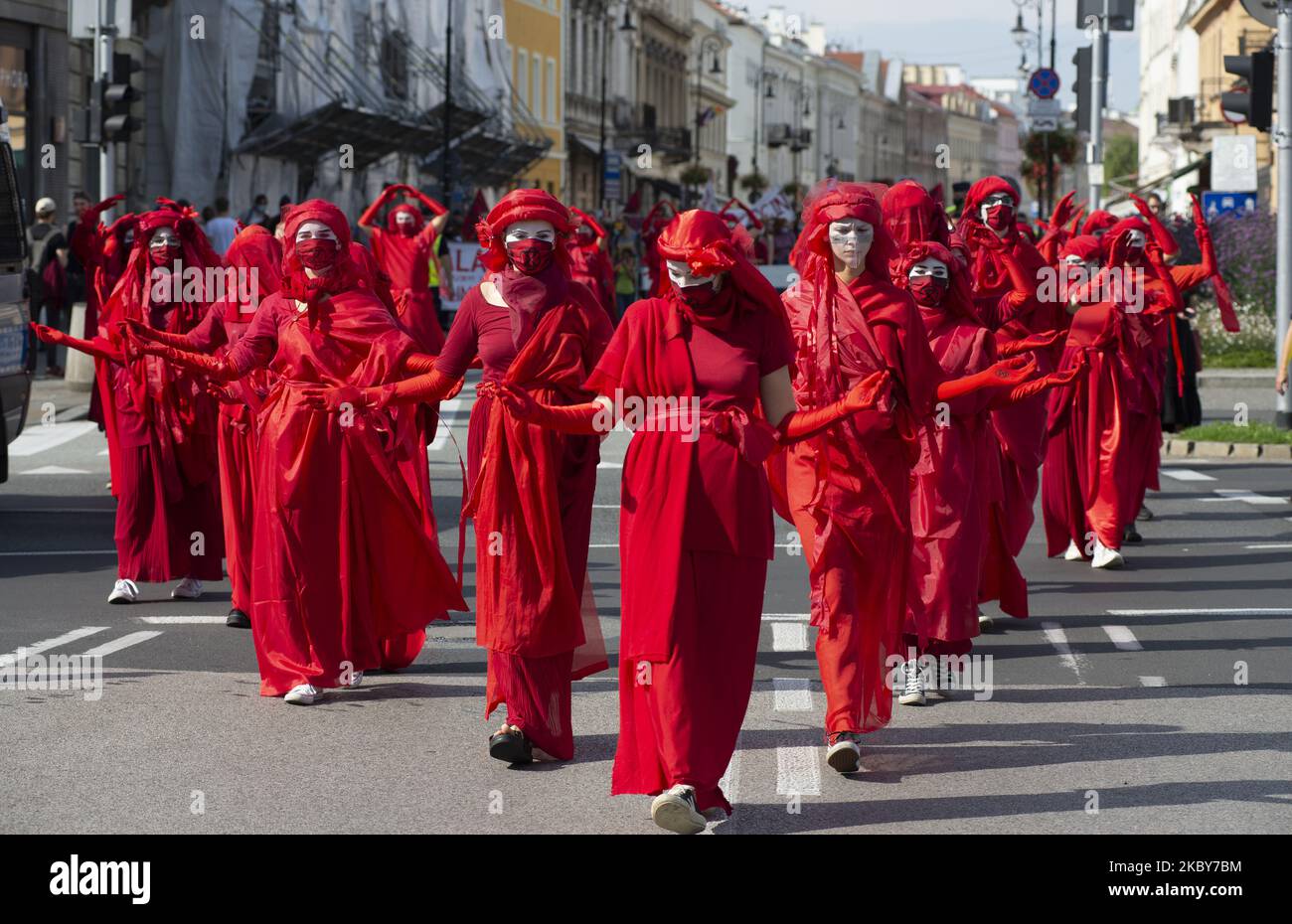 Les activistes de la Brigade rouge de la Rebel se font des gestes lors ...
