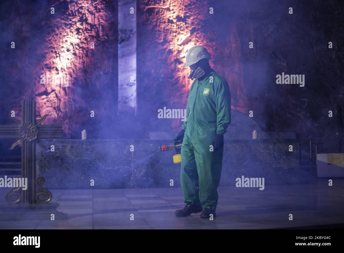 Personne fumigation dans la cathédrale de sel de Zipaquira, en Colombie ...