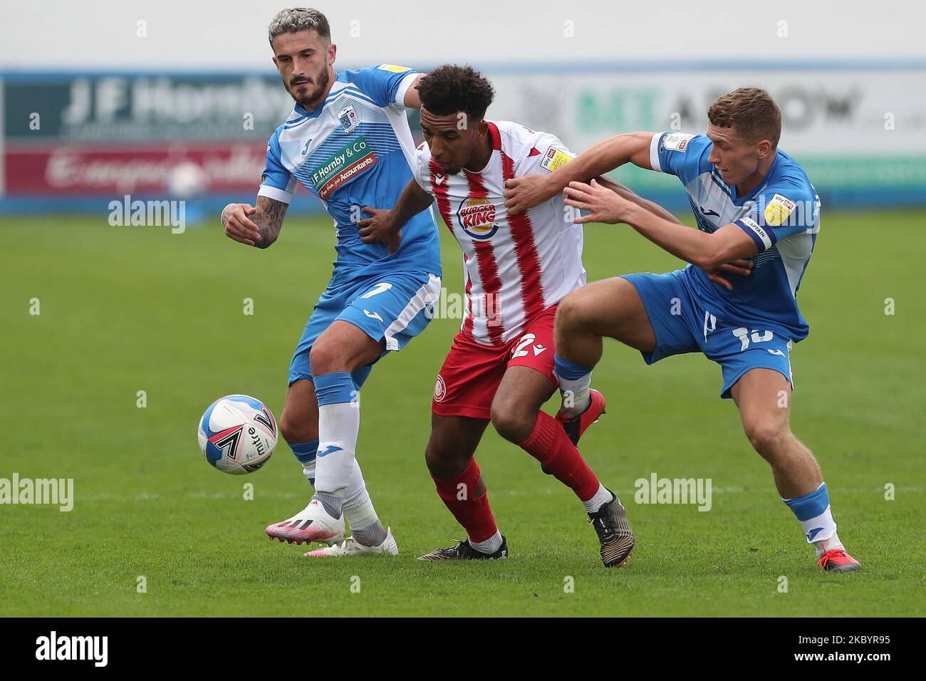 Remeao Hutton de Stevenage en action avec le château fort Lewis de ...