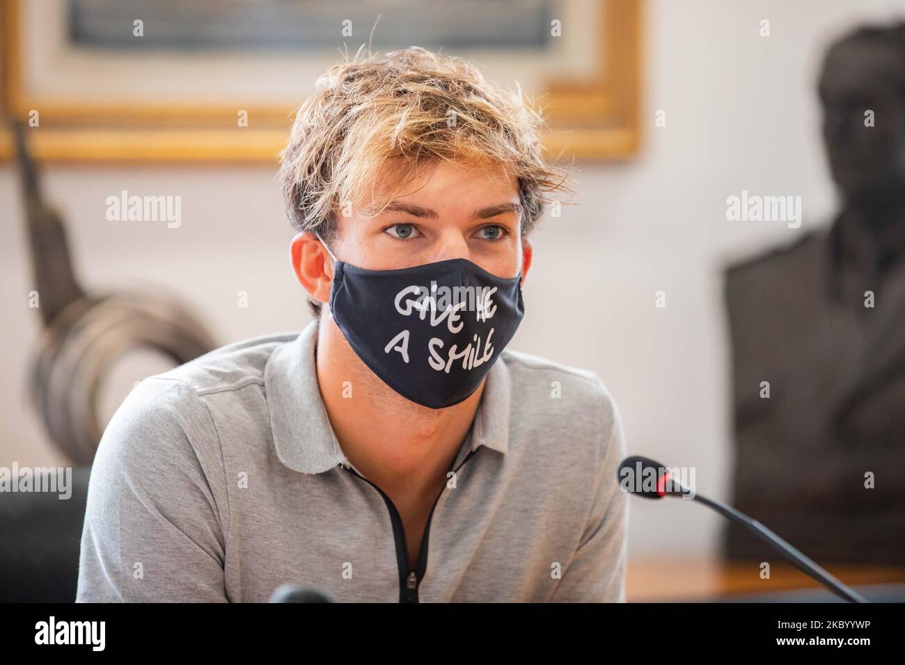 Pierre Gasly, pilote de Formule 1 de l'équipe AlphaTauri, reçoit une ...