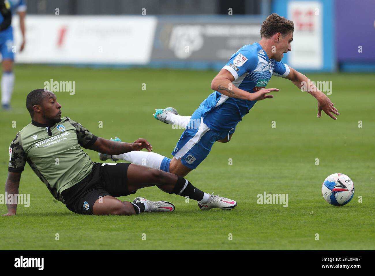 Callum harriott de colchester united fautes barrows harrison biggins ...