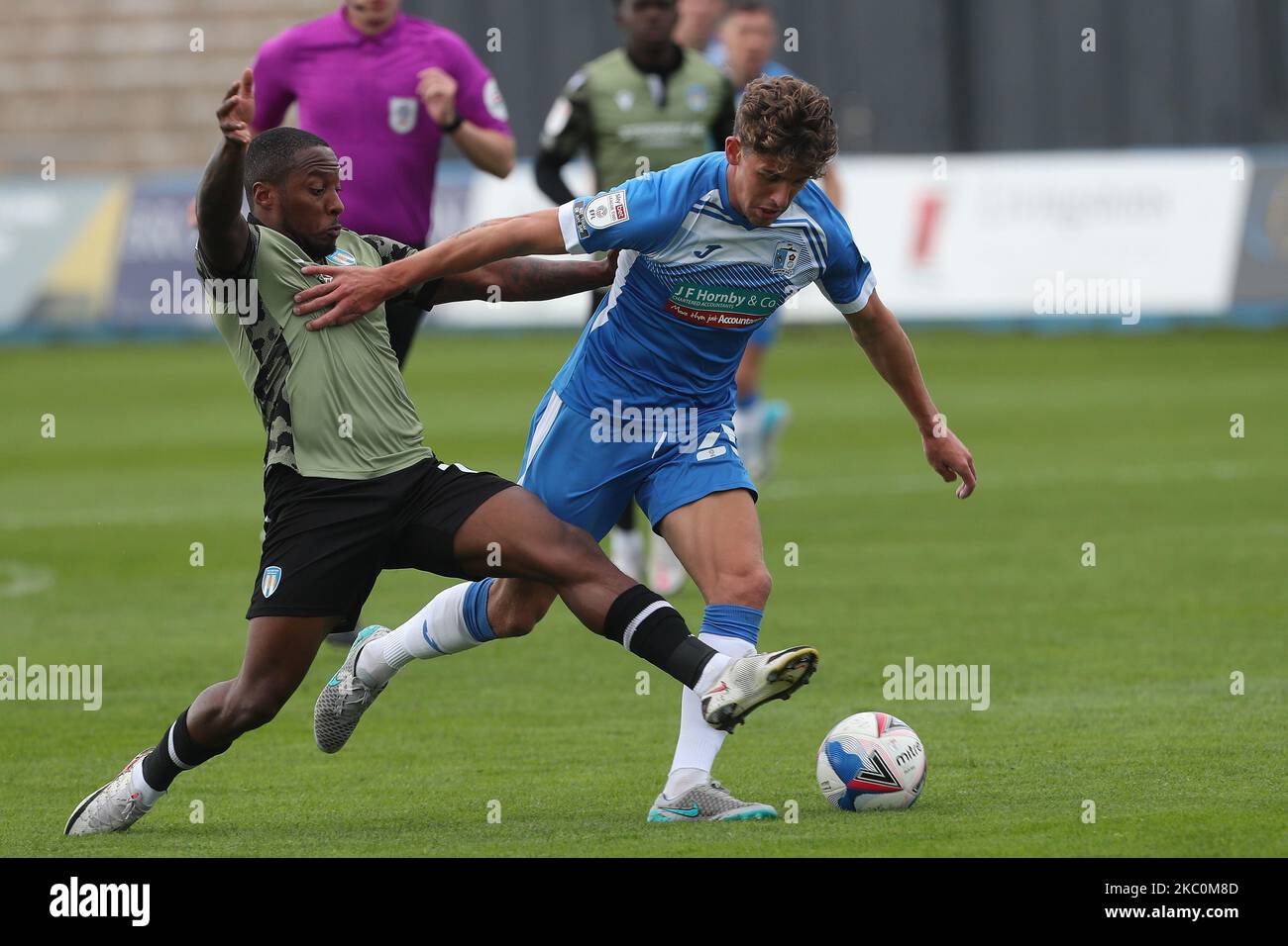 Callum harriott de colchester united fautes barrows harrison biggins ...