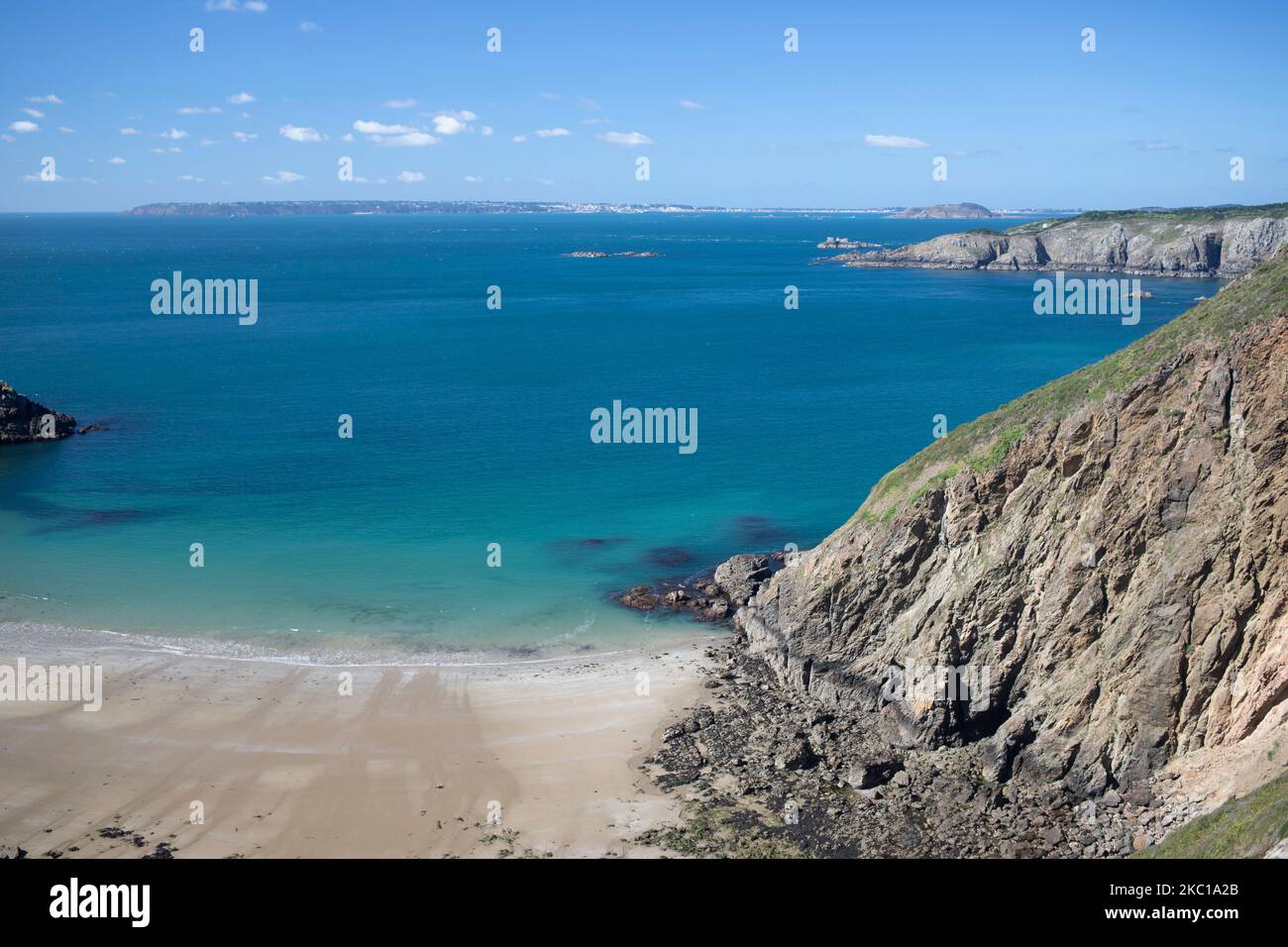 Les rochers et la côte à la Coupée, sur l'île de Sark, une partie des ...