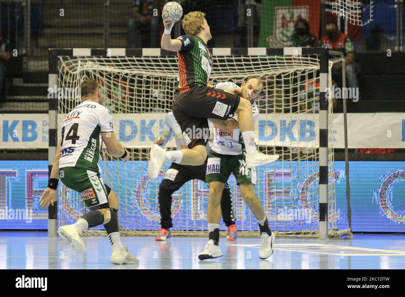 Gisli Thorgeir Kristjansson de SC Magdeburg est attaqué par Jacob ...