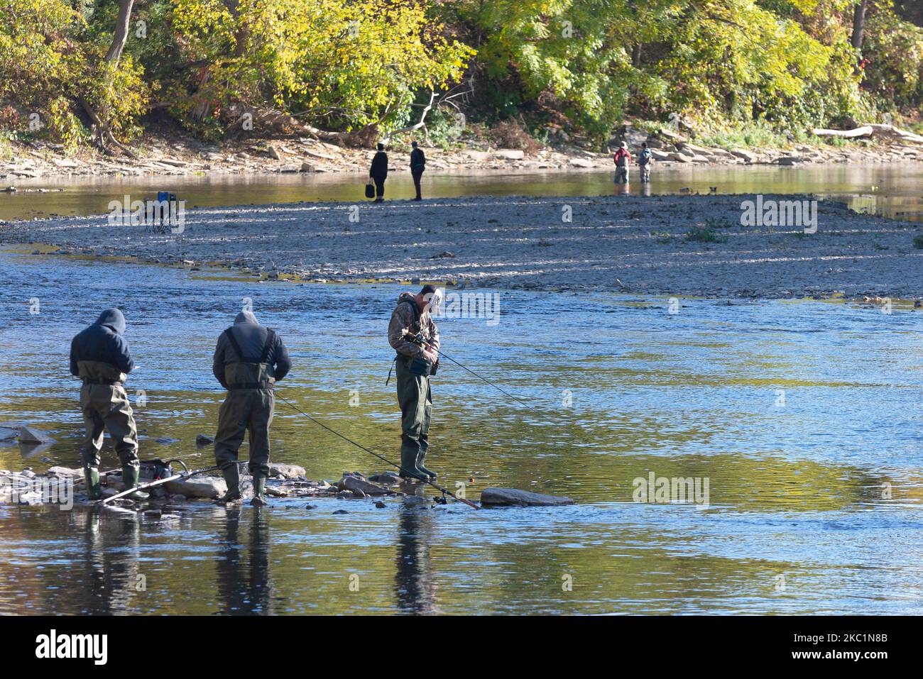 Les pêcheurs essaient de pêcher le poisson sous le barrage. Les ...