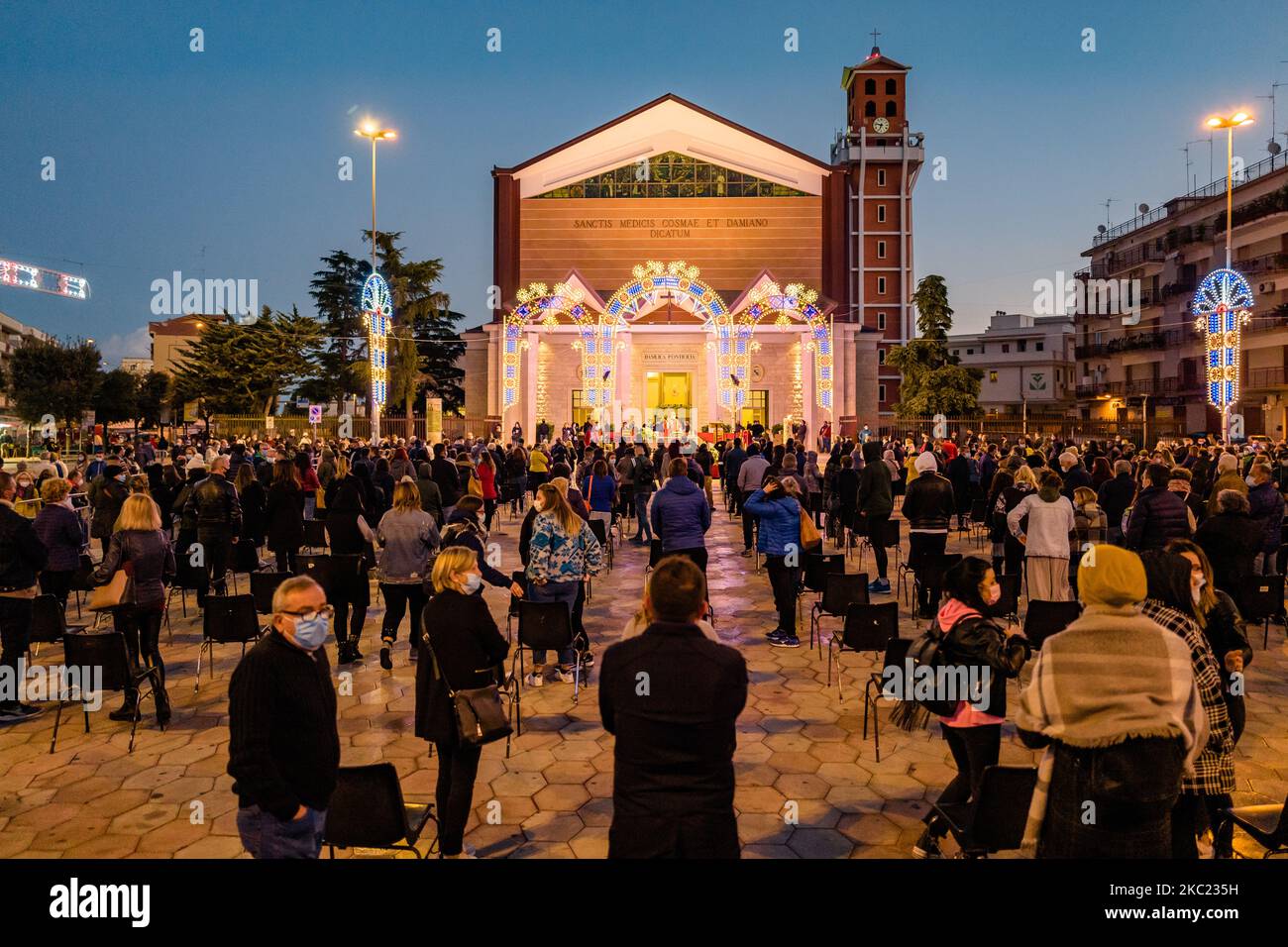 La première masse extérieure de la place devant la basilique Santuario ...