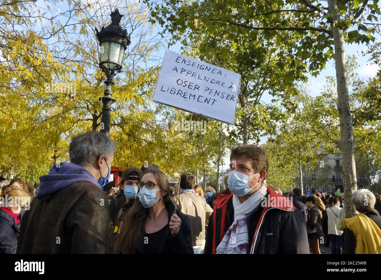 Des Gens Se Sont Rassemblés à La Place De La République à Paris En