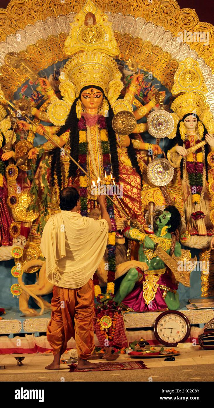 Durga puja aarti Banque de photographies et d’images à haute résolution ...