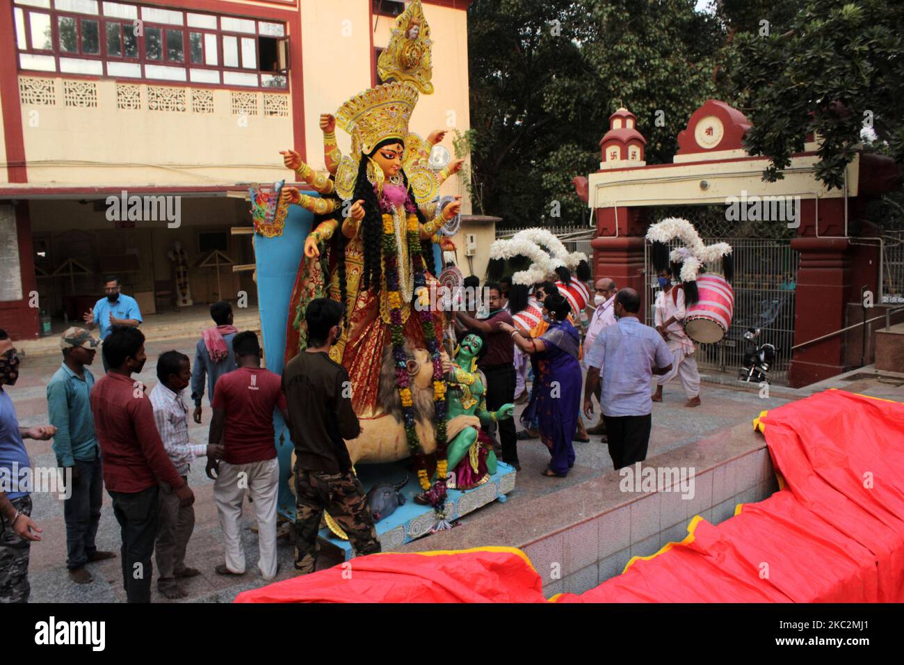 Les dévotés portent l'idole de la déesse Durga le 10th jour de la ...