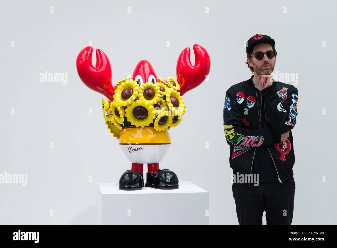 L'artiste pop Philip Colbert pose avec son « tournesol au homard » lors ...