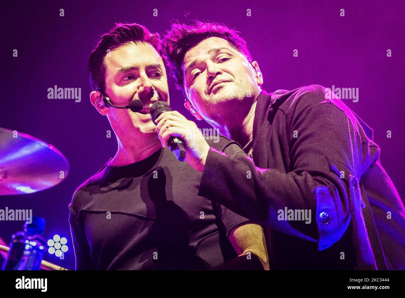 La chanteuse de script Danny ODonoghue et le batteur Glen Power se sont ...