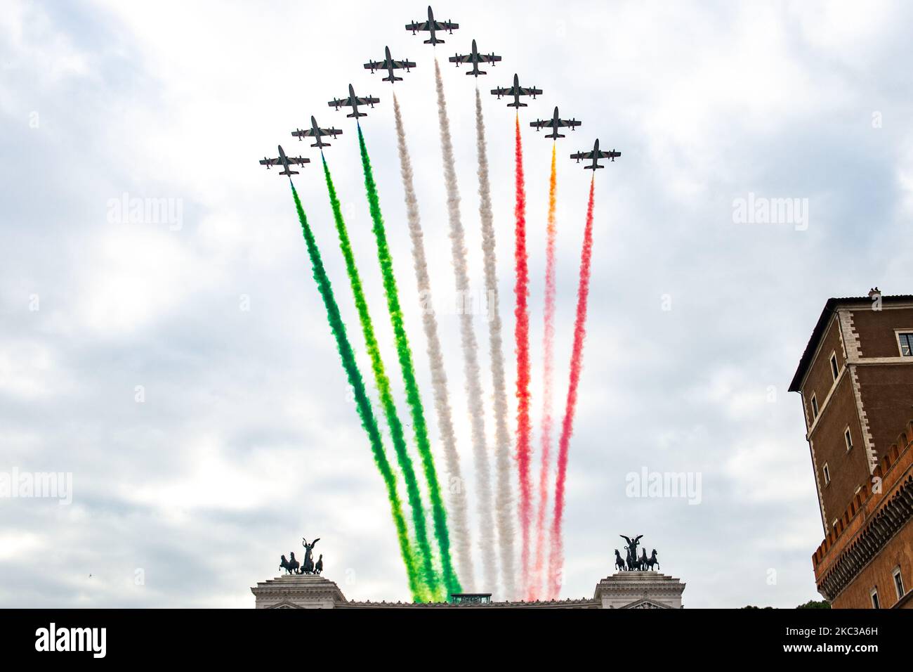 Le passage de la Frecce Tricolori sur theltare della Patria à Rome, Italie, sur 4 novembre 2020 ...
