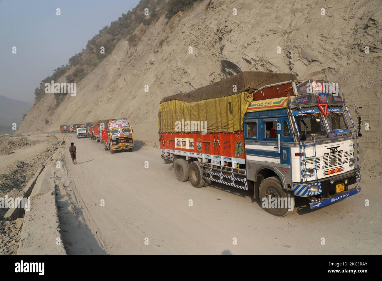 Les véhicules se déplacent sur l'autoroute Jammu-Srinagar à Jammu-et ...