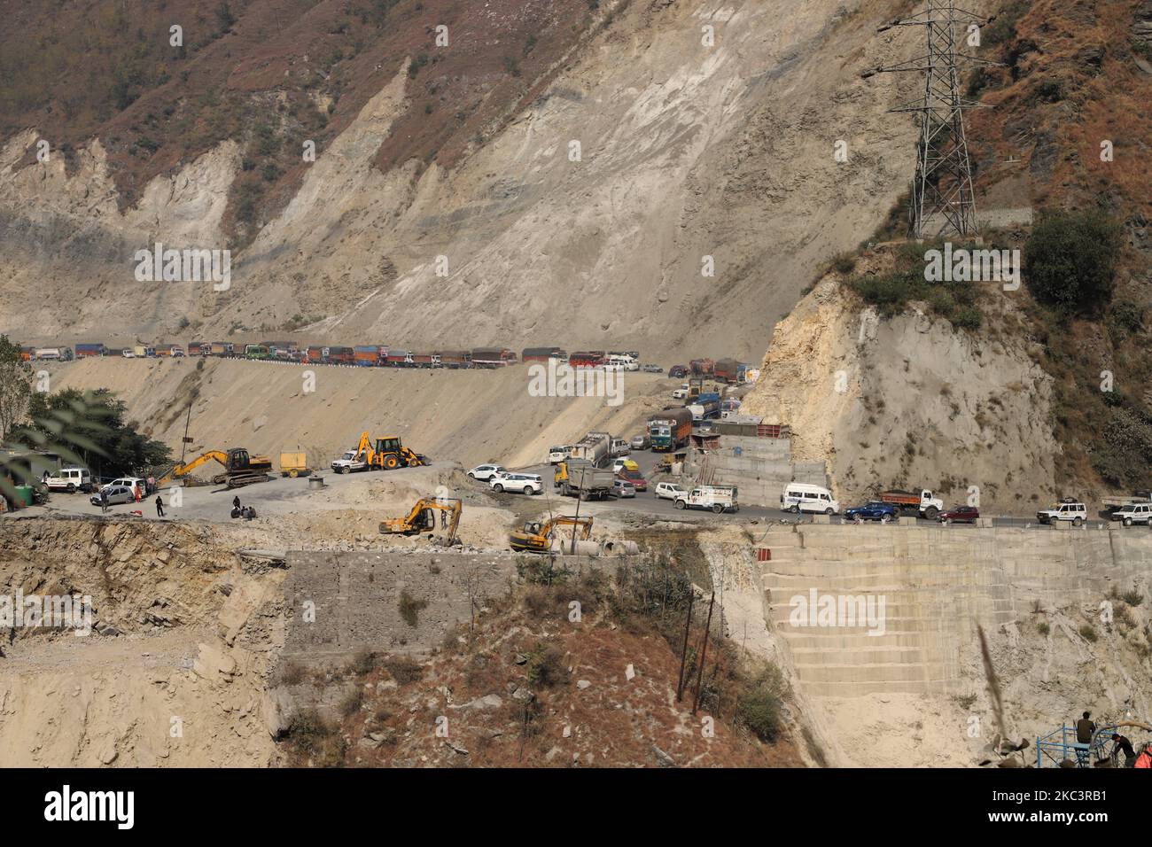 Les véhicules se déplacent sur l'autoroute Jammu-Srinagar à Jammu-et ...