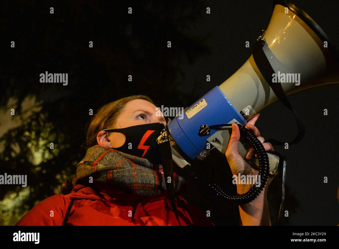 Un activiste portant un masque facial avec un éclair rouge vu en face ...