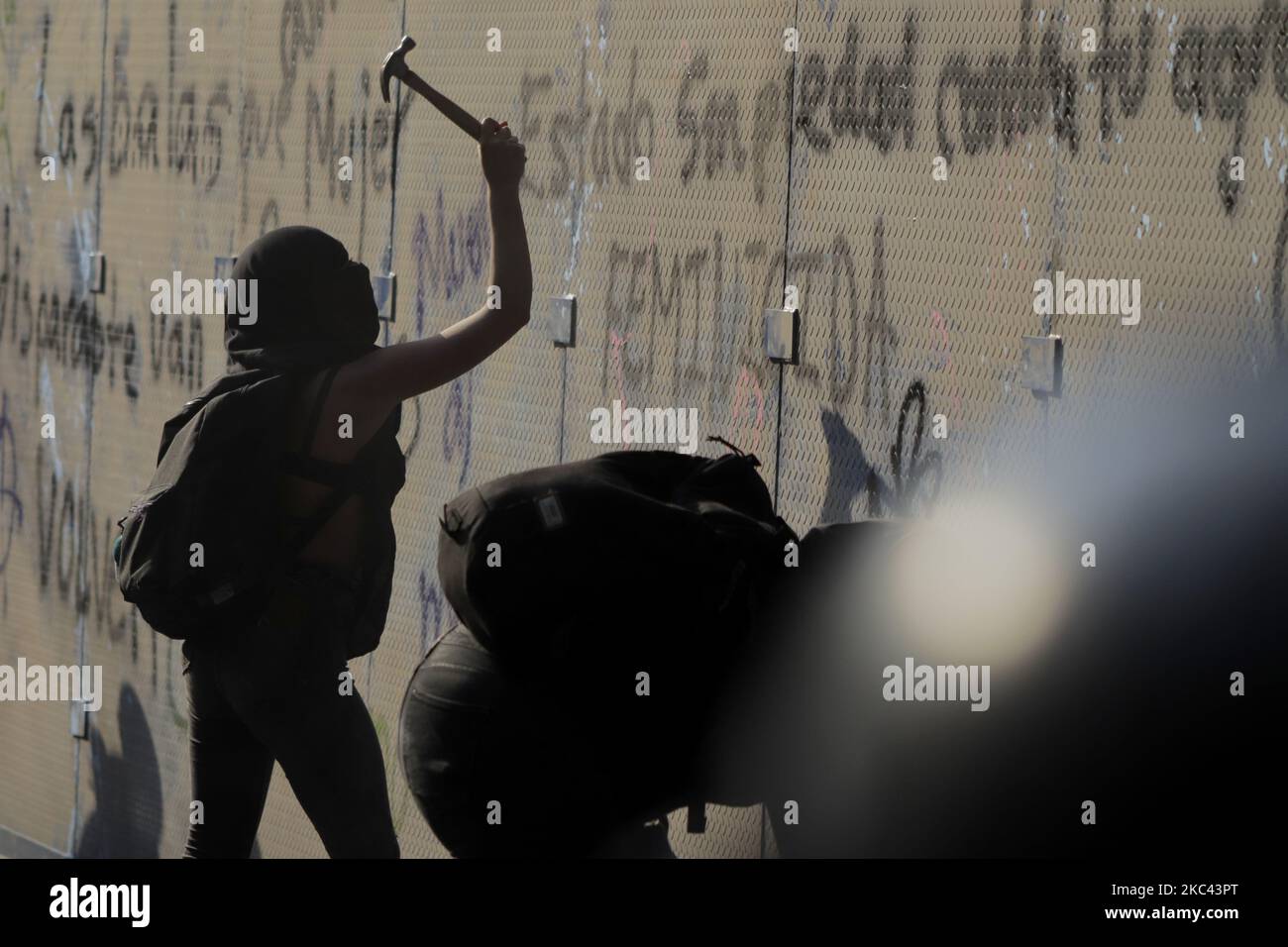 Le Bloc féministe noir et la police s'affrontant à l'extérieur de la ...