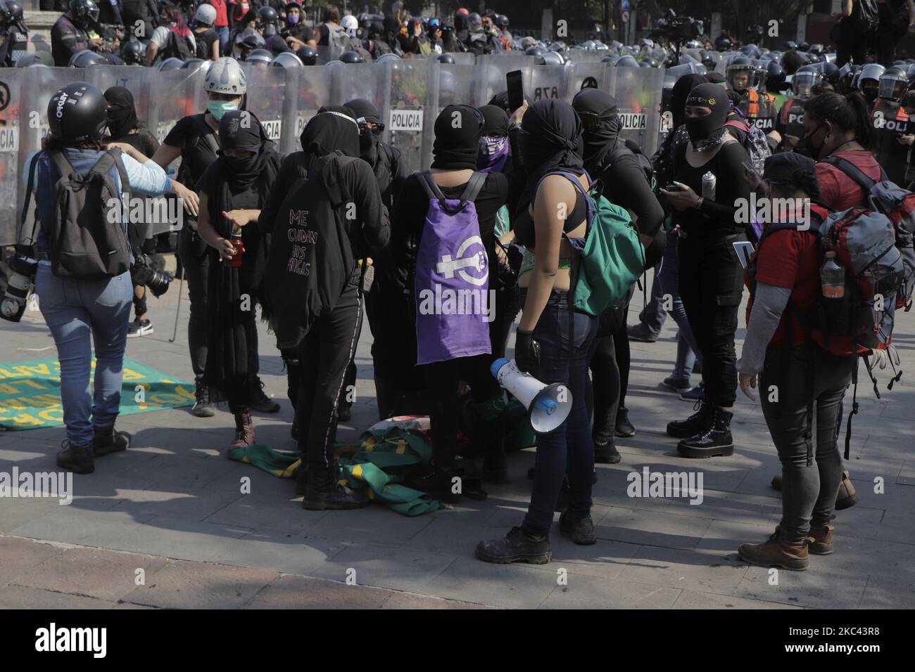 Le Bloc féministe noir a été encapsulé par des policiers à la fontaine ...