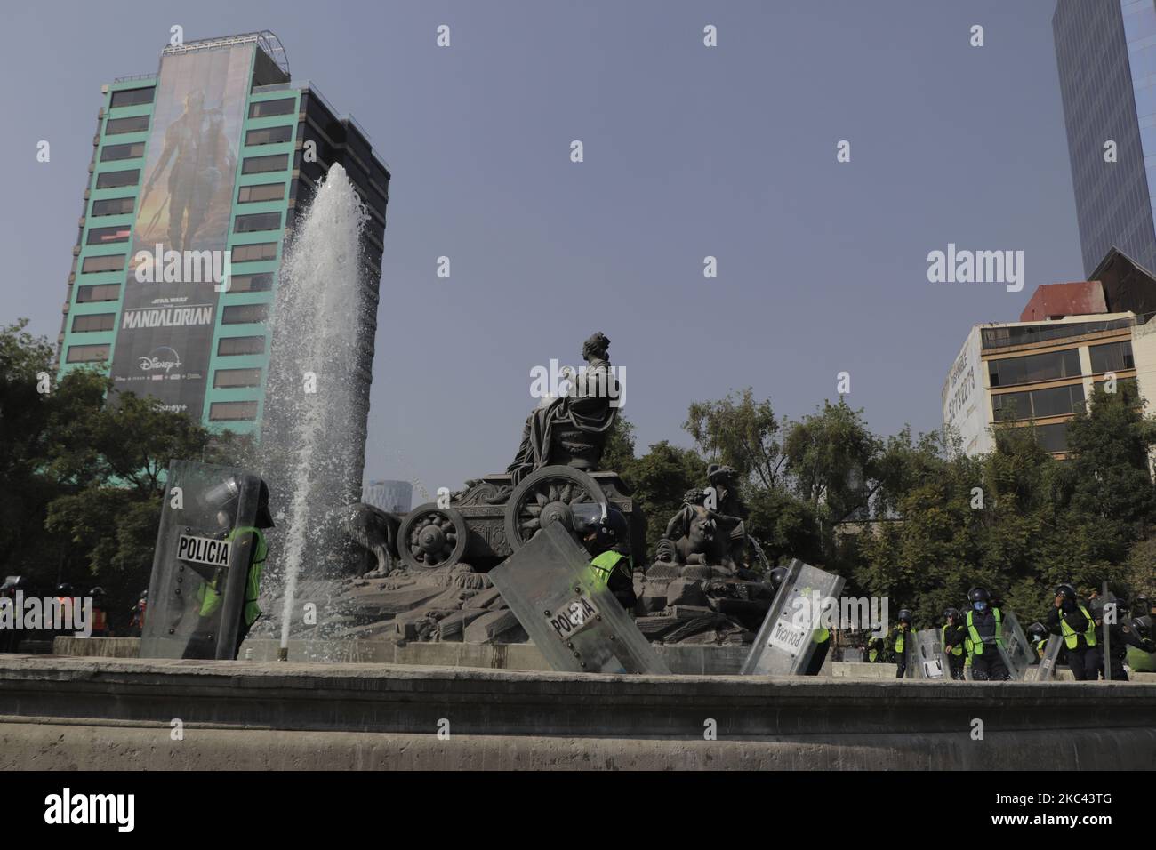 Un groupe de policiers garde la Fuente de Cibeles à Colonia Roma ...